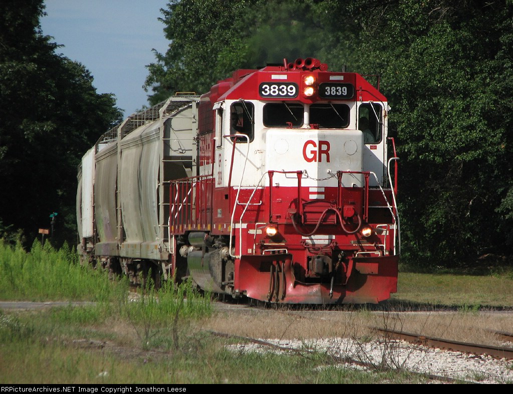 GR 3839 highballs northward